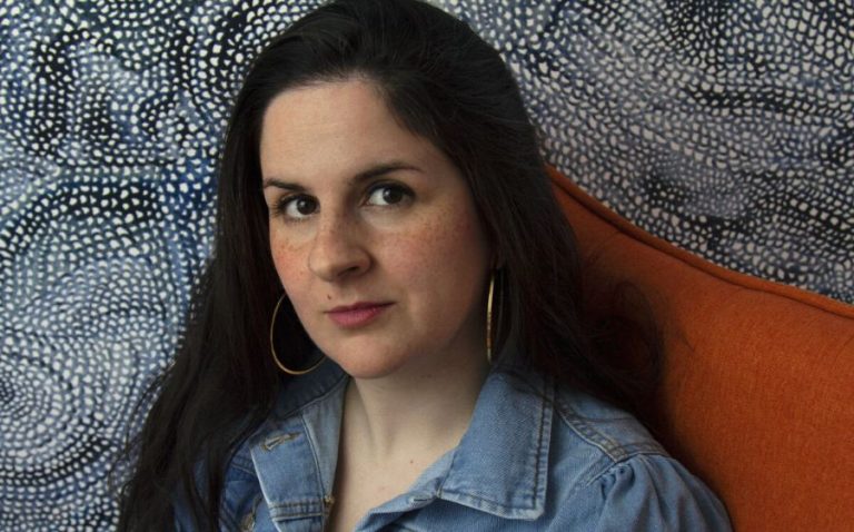 Crítica: 'El polvo nunca se asienta', Karina Lickorish Quinn